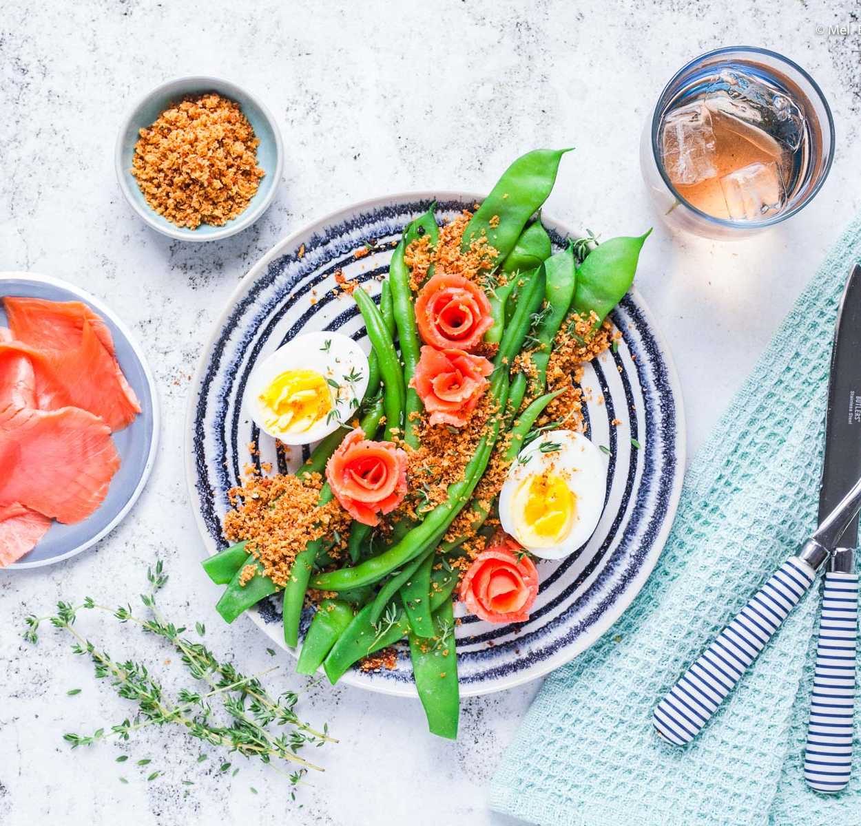 Frische grüne Bohnen mit Räucherlachs, Ei und scharfem Knusper- Panko ...