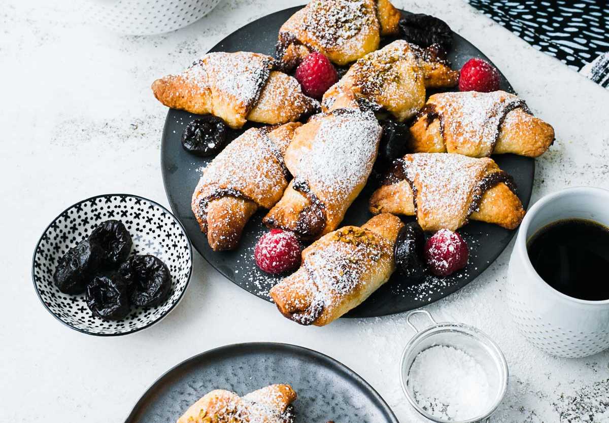 Rugelach mit Pflaumen- Haselnuss- Füllung. Kleine jüdische Gebäck ...