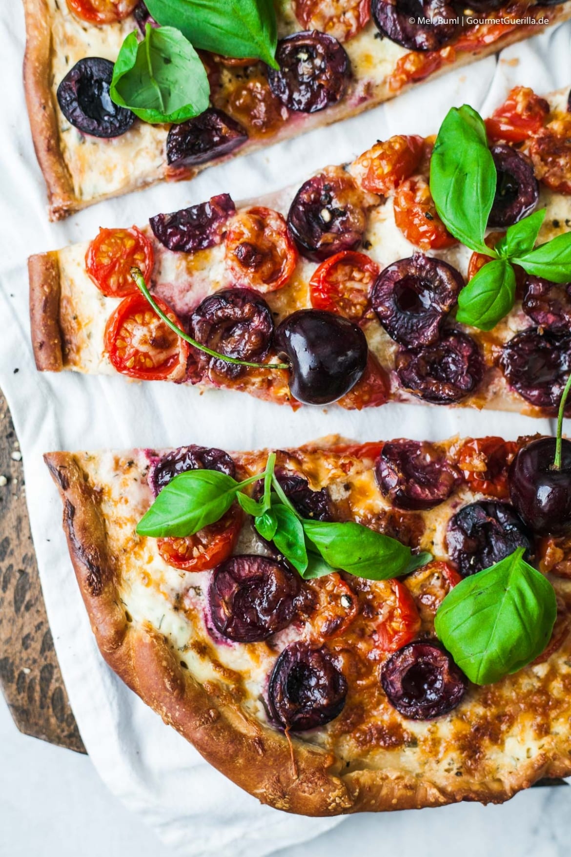 Schnelle Pizza mit Kirschen, Tomaten und Pecorino. Ein knuspriges ...