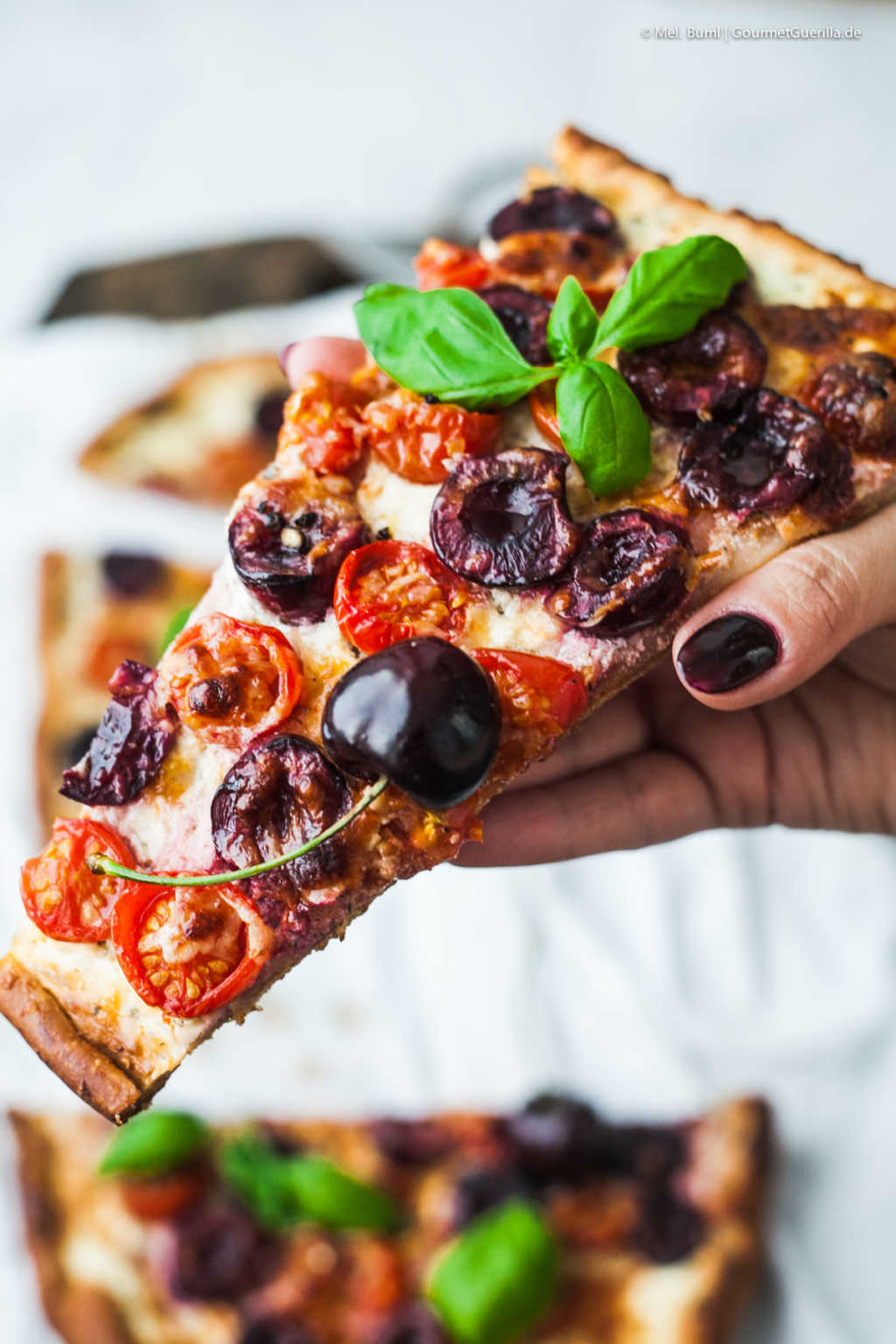 Schnelle Pizza mit Kirschen, Tomaten und Pecorino. Ein knuspriges ...