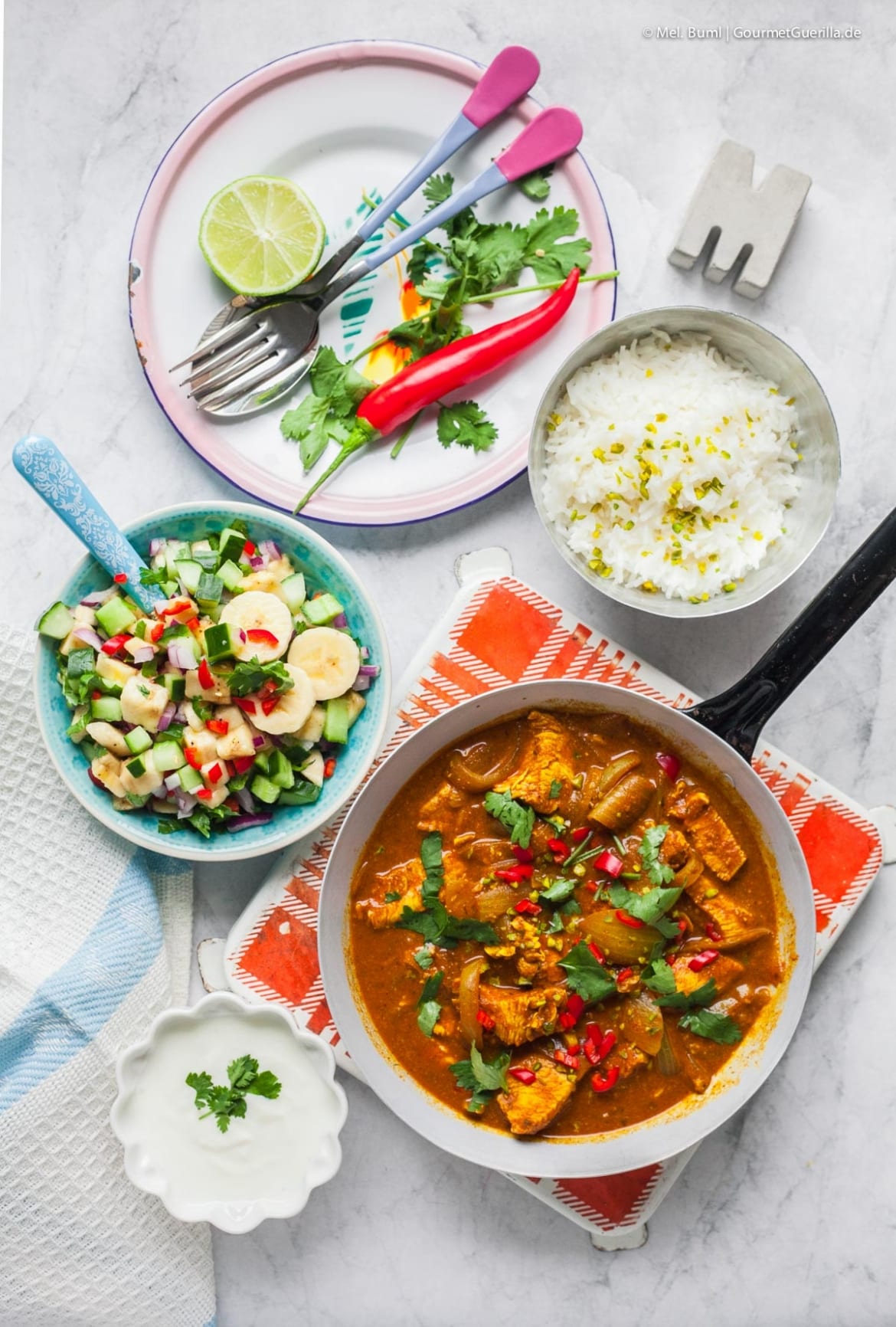 Aromatisches Hähnchencurry mit Bananen- Zwiebel- Sambal. Und: Happy ...