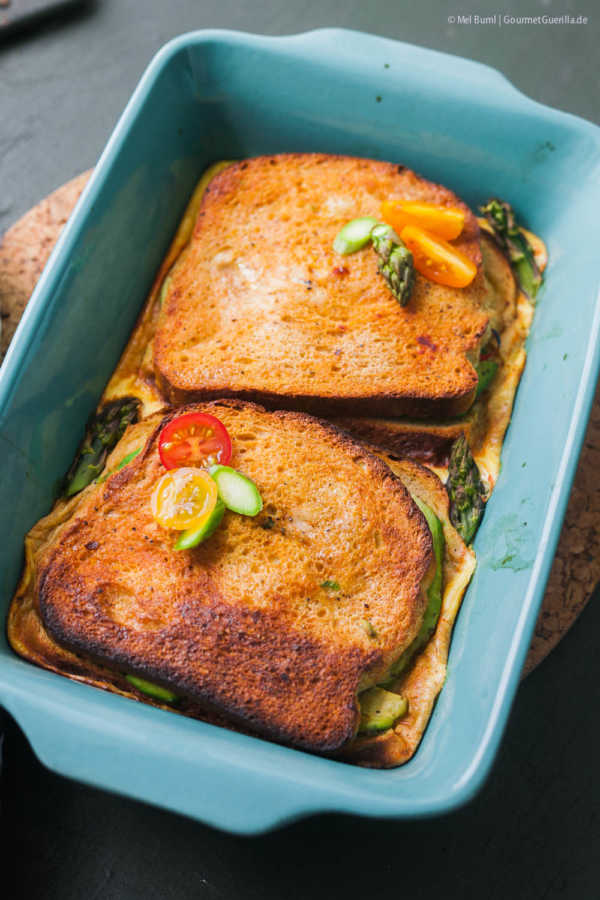 Herzhafter Avocado French Toast aus dem Ofen mit kleinem Spargelsalat ...
