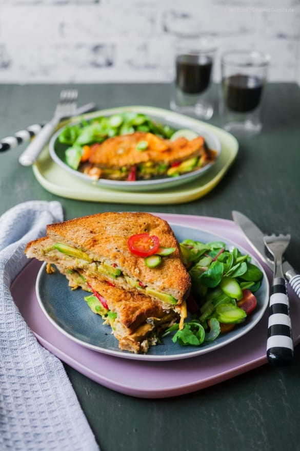 Herzhafter Avocado French Toast aus dem Ofen mit kleinem Spargelsalat ...