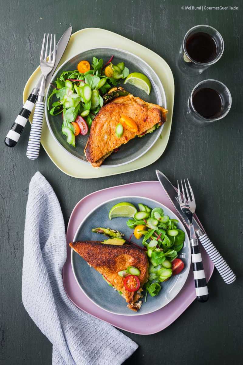 Herzhafter Avocado French Toast aus dem Ofen mit kleinem Spargelsalat ...