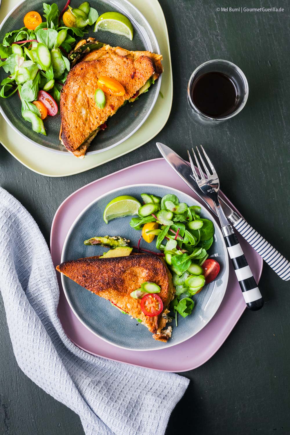 Herzhafter Avocado French Toast aus dem Ofen mit kleinem Spargelsalat ...