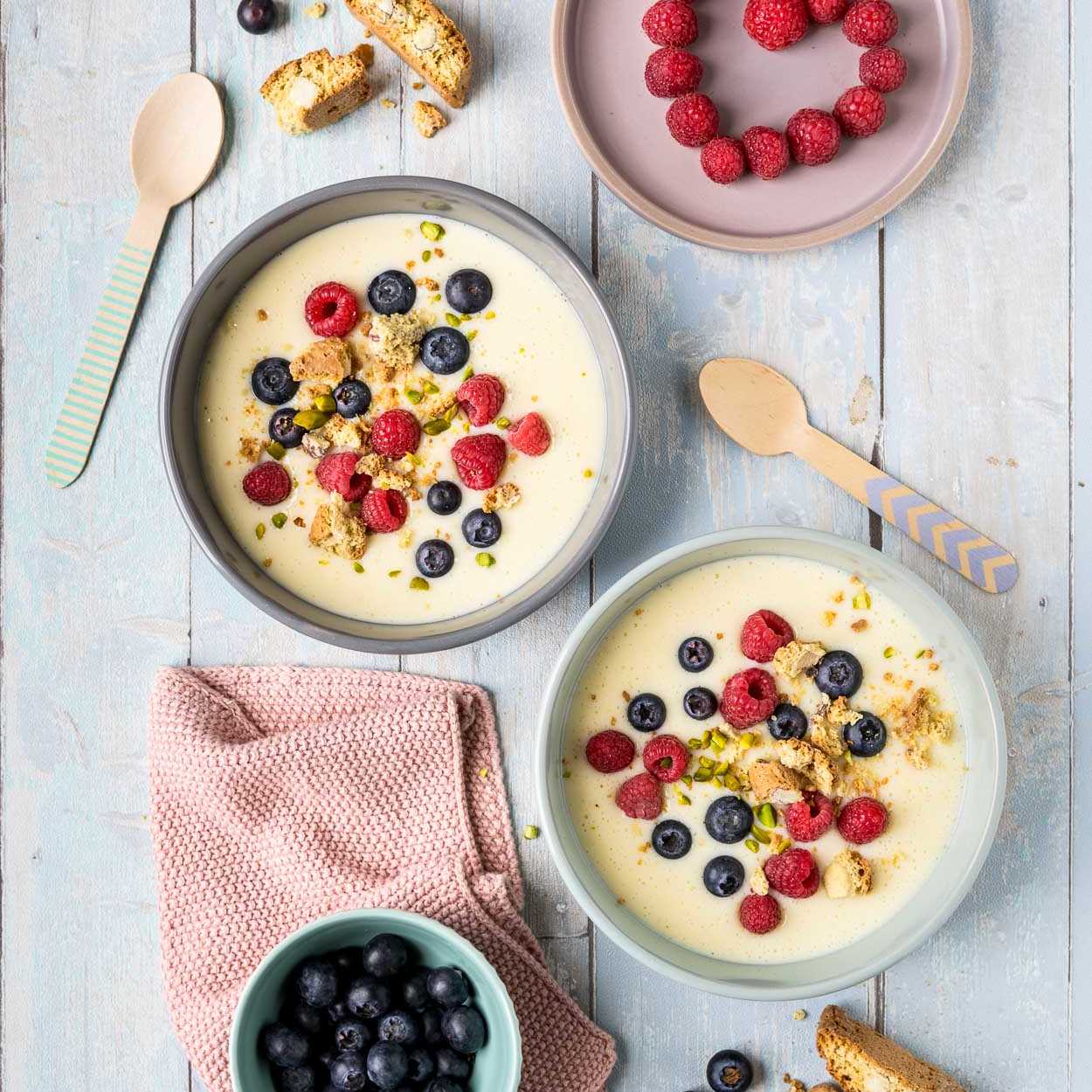 Süße Milchsuppe mit Beeren und Cantuccini-Crunch. Und: Gewinne ein ...