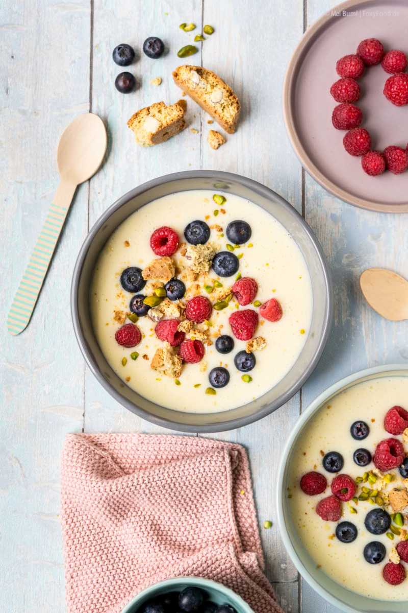 Süße Milchsuppe mit Beeren und Cantuccini-Crunch. Toll als Frühstück ...