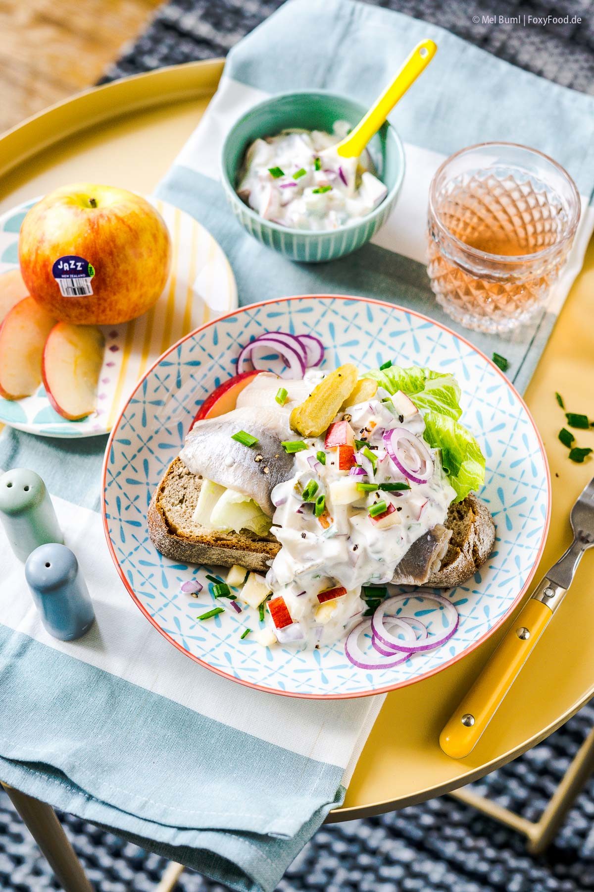 Schnelle Matjes- Stulle mit selbst gemachter Apfel-Zwiebel-Soße. Ein ...