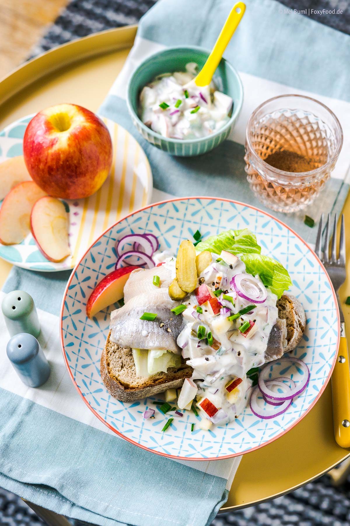 Schnelle Matjes- Stulle mit selbst gemachter Apfel-Zwiebel-Soße. Ein ...